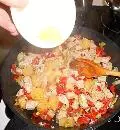 Lägg till stekt ingredienser piskat ägg för att laga ris med fläsk