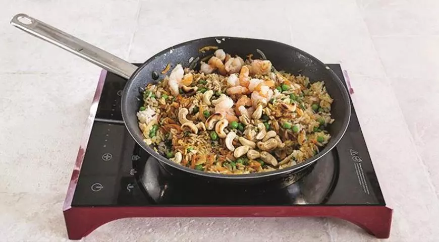 Photo de la préparation de la recette: riz indien avec des crevettes en 15 minutes, étape numéro 5