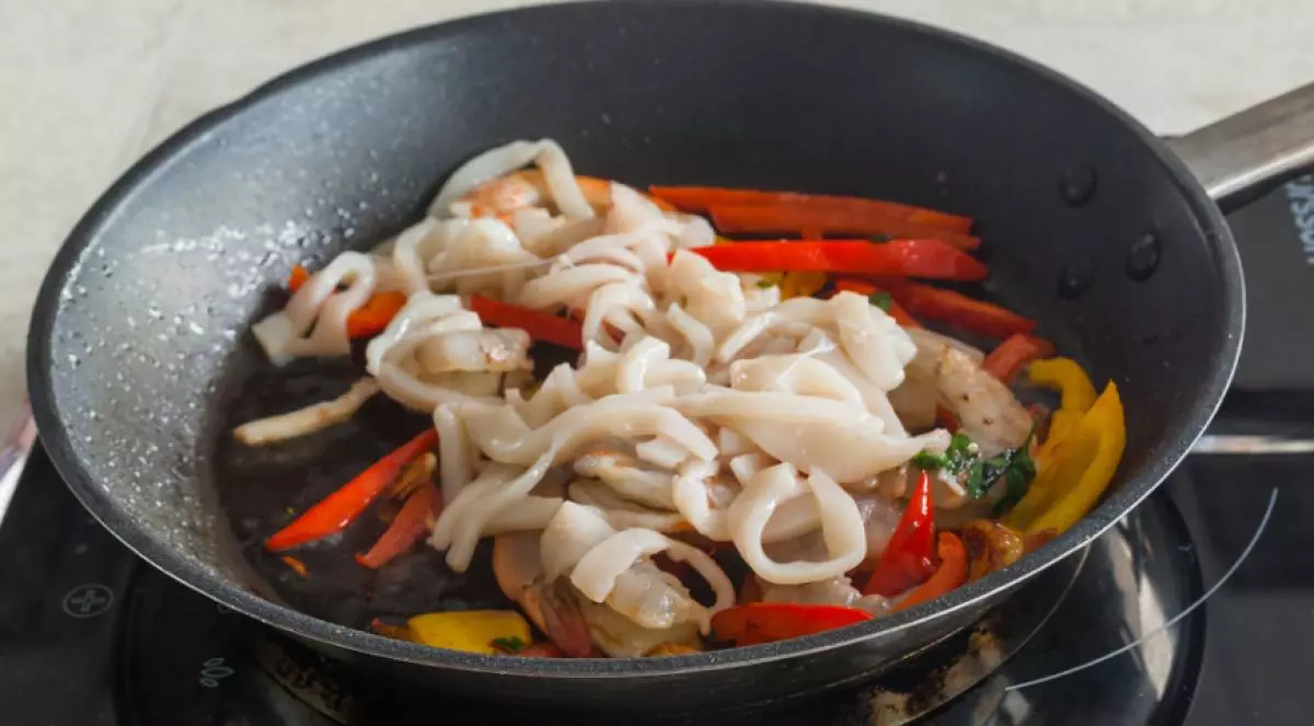 Fotografie varenie recept: čierna linguini s morskými plodmi, krok č.