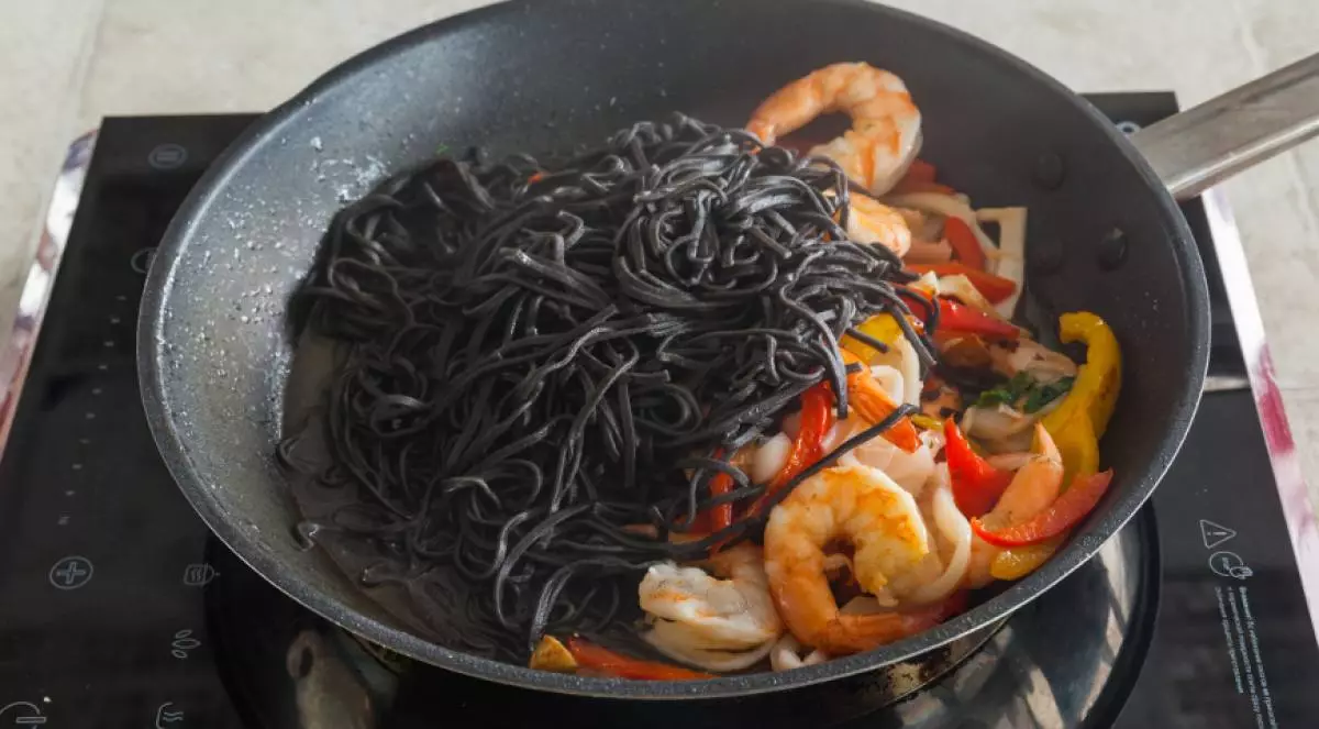 Ata kuka Recipe: Black Linguini ma Seatood, Laasaga Numera 7