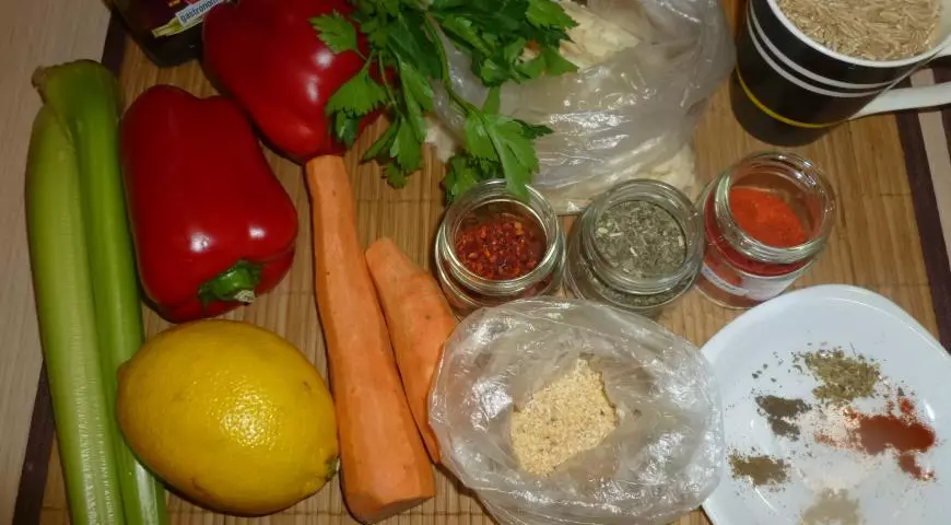 Preparar ingredients per fer arròs marró amb ametlles