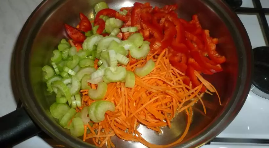 Couper des légumes pour faire du riz brun avec des amandes