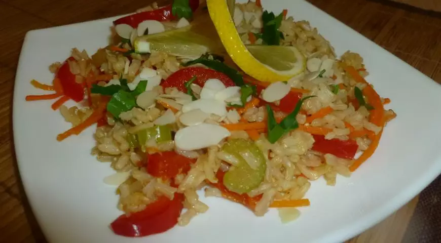 Riz brun avec des amandes décorer des verts et du citron