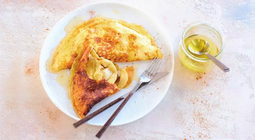 ಸೇಬುಗಳು ಮತ್ತು ಜೇನುತುಪ್ಪದೊಂದಿಗೆ ಸಿಹಿ omelet