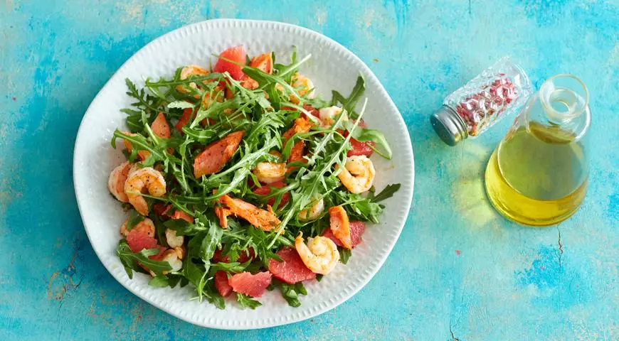 Insalata con salmone, gamberetti e pompelmo