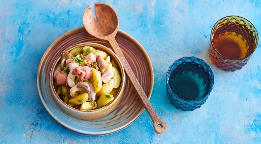 Insalata di patate con seno e ostrica