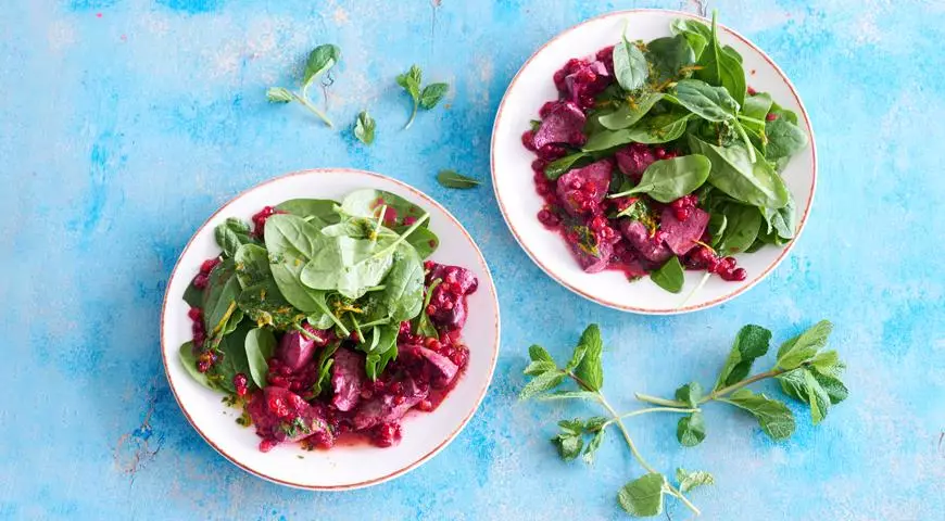 Insalata tal-fwied tat-tiġieġa bil-lingonberry u mint