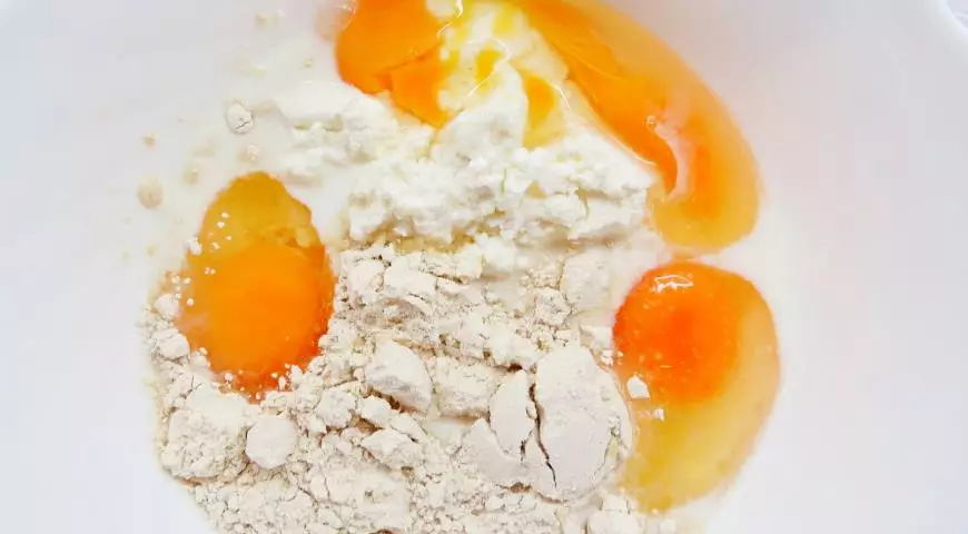 เพิ่มไข่ลงในแป้งสำหรับแพนเค้ก