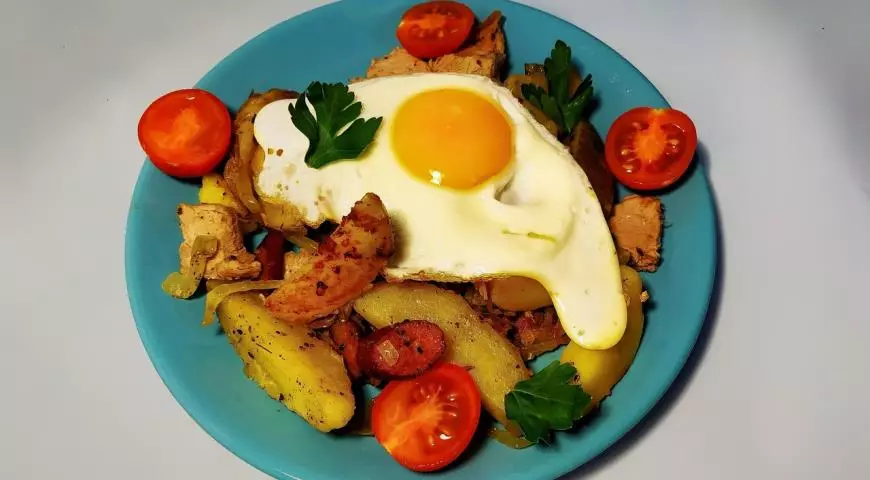 Boeuf avec des pommes de terre plus grandes en Tyroleski