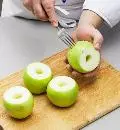 Foto de stock Receta de cocina: manzanas en una sabiduría en una cocina lenta, paso número 2