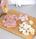 Ang resipe sa Stock Foto sa pagluto: Turkey nga adunay mga champigons sa creamy sauce, sa usa ka hinay nga cooker, lakang numero 2