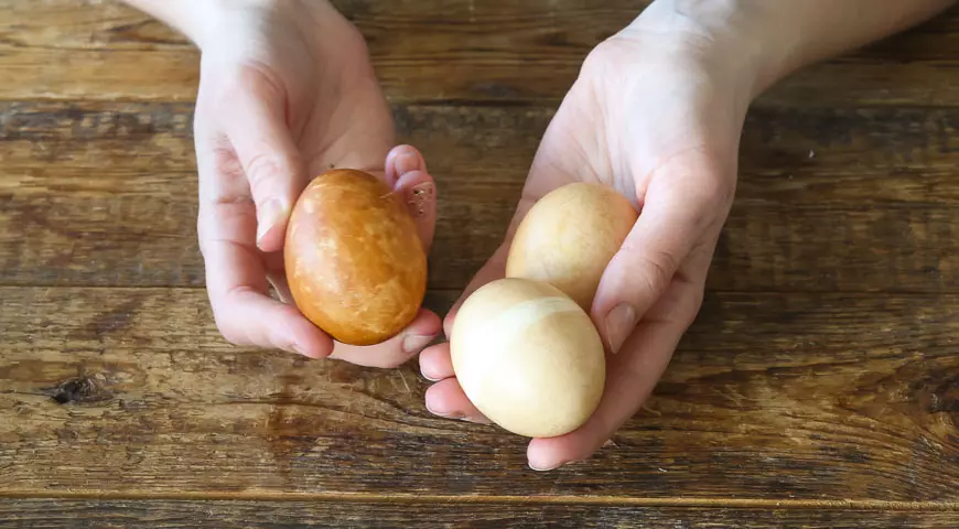 چگونه و چگونه تخم مرغ را برای عید پاک رنگ کنید 47332_4