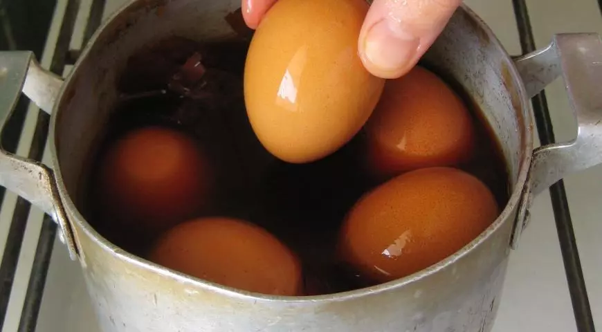 Deixar os ovos nunha decocção para a tinción uniforme