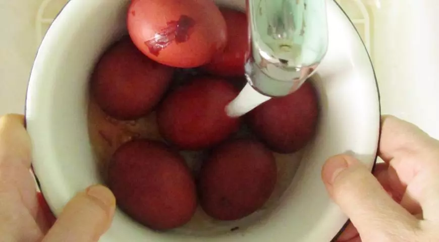 Despeje ovos pintados con auga fría
