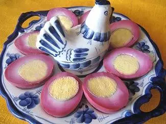 Великденски яйца, боядисани в цвекло