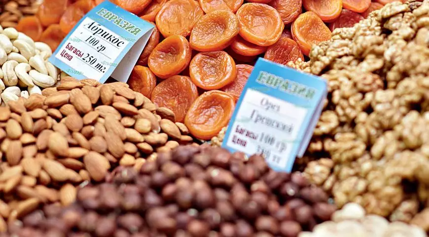 Frutas e nozes secas no mercado