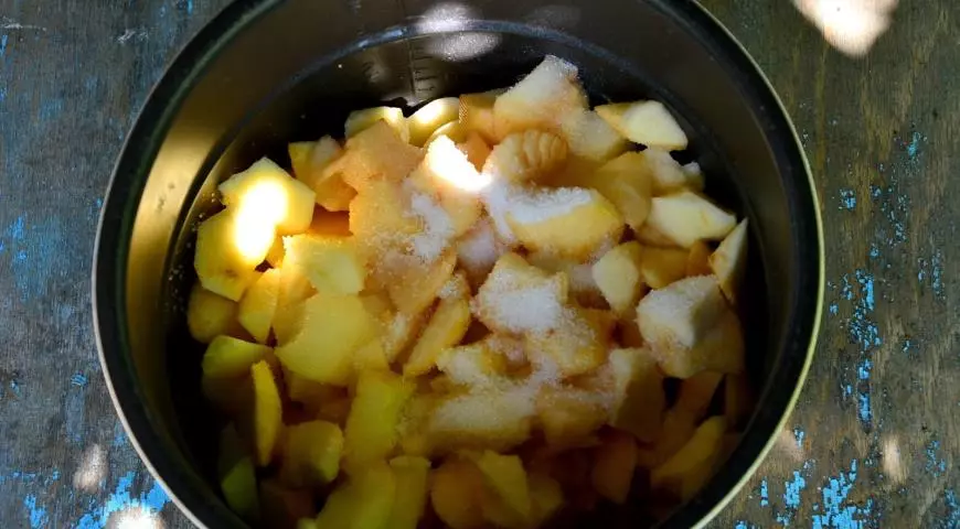 Äpfel schneiden Scheiben, kochen in einem langsamen Kocher