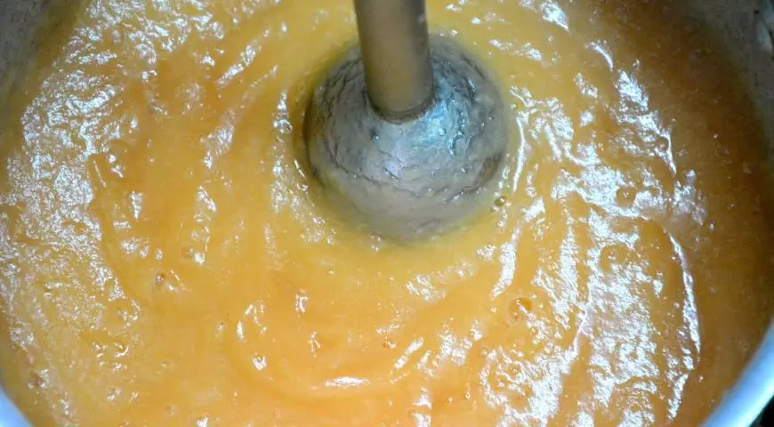 Bereite Äpfel reißen einen Mixer mit einem homogenen Zustand