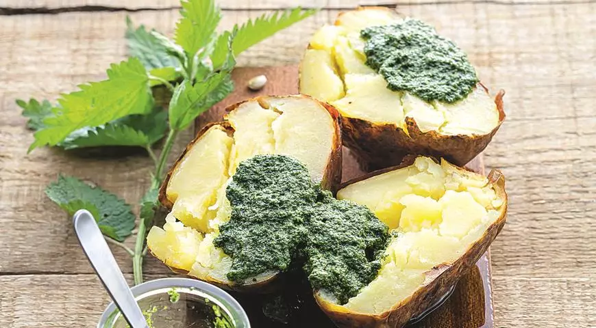 Amazambane abhakwe nge-pesto evela ku-nettle