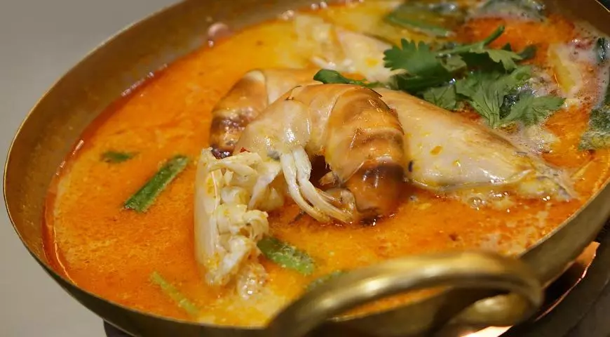 1.それで、タイの北、チェンの中心が5月です。ここでは、料理の好みはスープやカレーに無条件に与えられています。これはトロピカルベルトの気候にはかなりクールで定義されています。北部の皿の特徴は中程度の鋭さです。また、あなたが国の他の部分について言うことができない豚肉の積極的な使用。ニンニクと米の地元の豚肉のソーセージは、国を横切って、そして今タイの時点で彼らは街の食べるメニューの伝統的な部分です。 47510_13