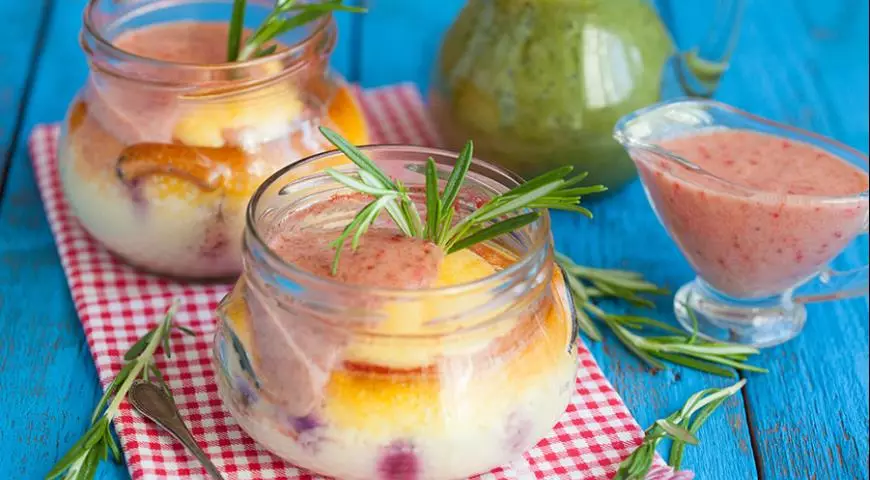 Un delicato budino di cagliata senza farina, olio e zucchero con rowan rowan nero e fragole