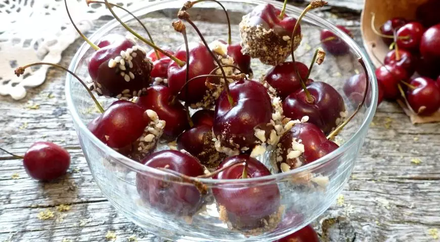 Kupikia cherry katika chokoleti na karanga