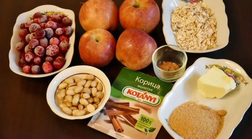 Forbered ingredienserne til en bærfrugt cramb