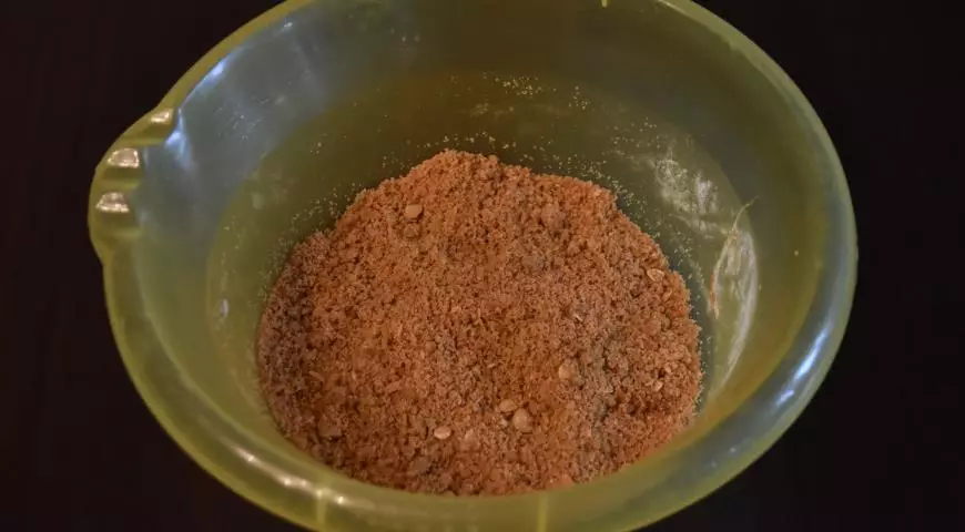 研磨燕麦片，坚果，面粉，蔗糖，肉桂和黄油