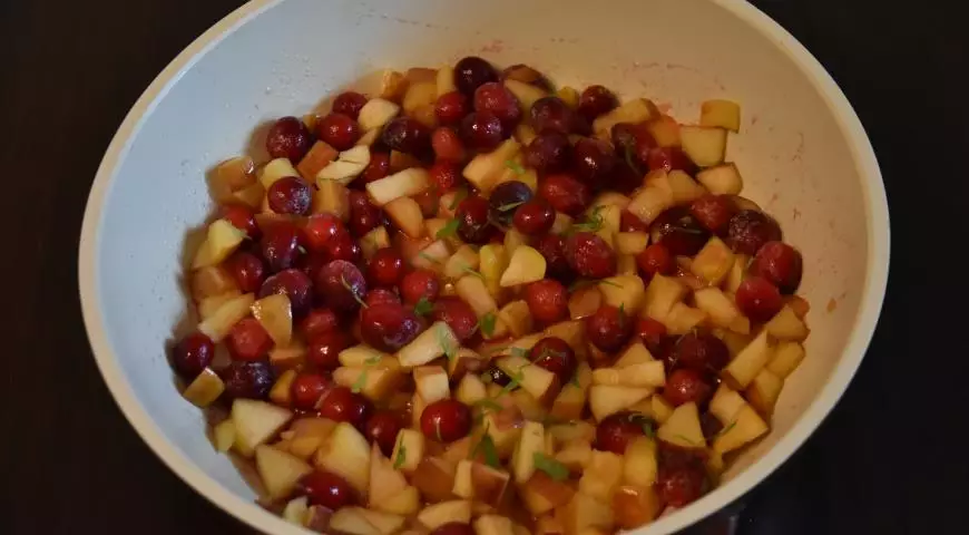 Pune mâine mere cu cranberries, adăugați menta