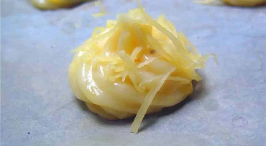 Rendelenmiş peynir ile boşlukları serpin