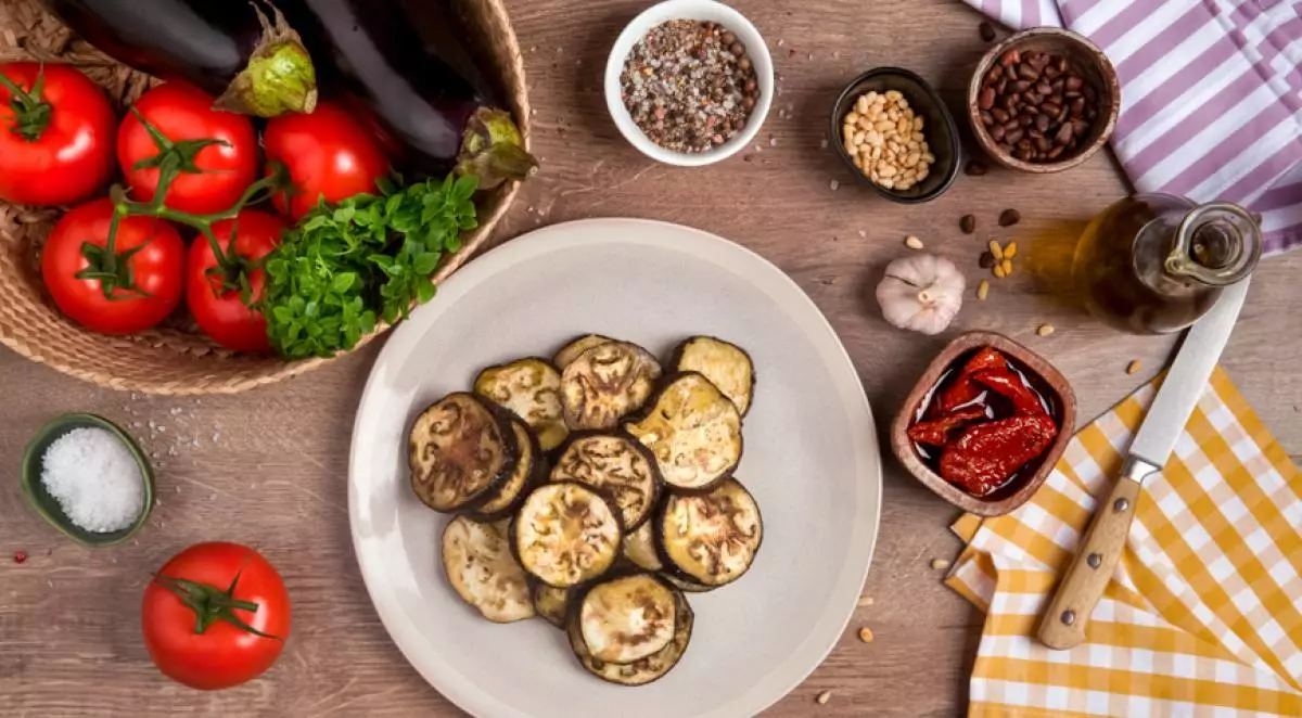 Fotografie varenie recept: chiabatta s pečenými baklažami, paradajkovými pesto a ruhaw, krok č.