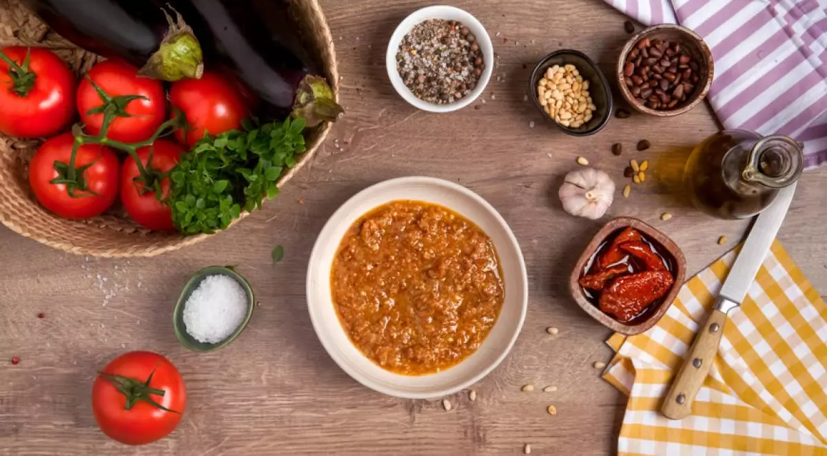 Foto der Vorbereitung eines Rezepts: Chiabatta mit gebackenen Auberginen, Tomaten Pesto und Falle, Schritt Nummer 2