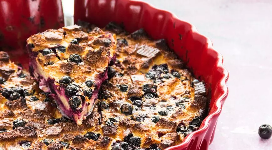 Bread casserole with black currant