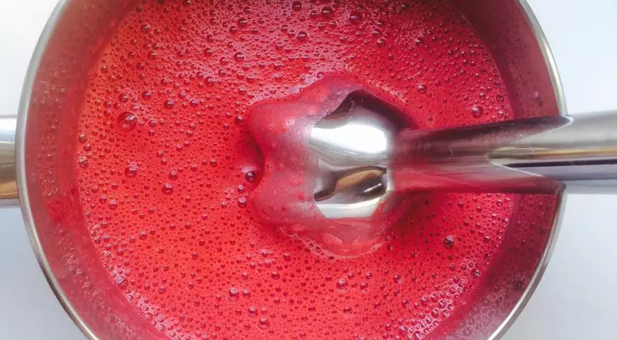 Moendo um purê de cereja Cereja com marshmallow, em seguida, adicionar carcada de infusão