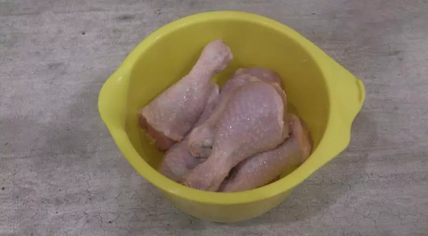 Preparéiert Poulet Been fir ze kachen