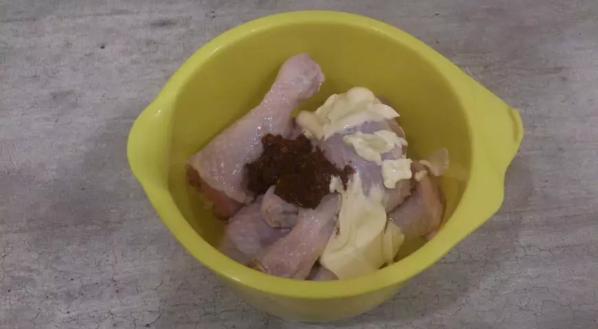 Ajouter aux têtes de poulet Adzhika et mayonnaise