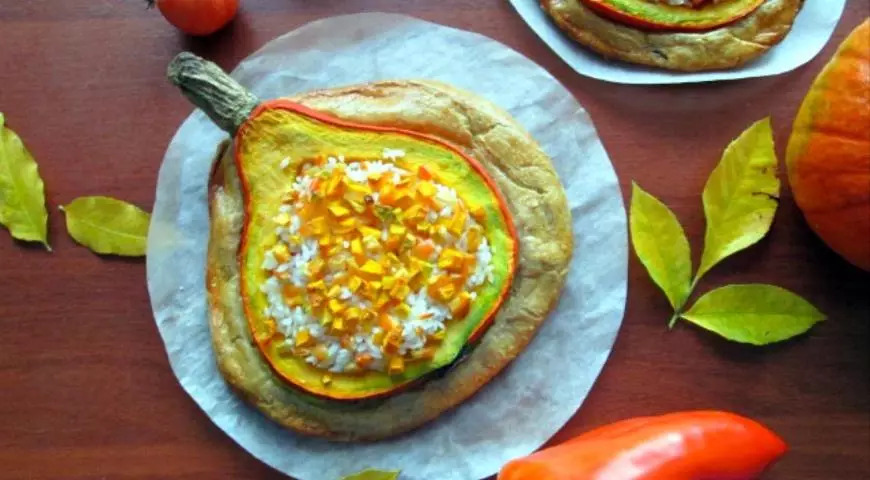 Pizza d'automne-citrouille avec des légumes prêts pour l'alimentation