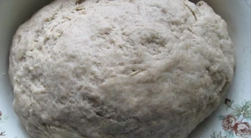 Knead dough ສໍາລັບ pizza ແລະປ່ອຍໃຫ້ຂຶ້ນຂຶ້ນ