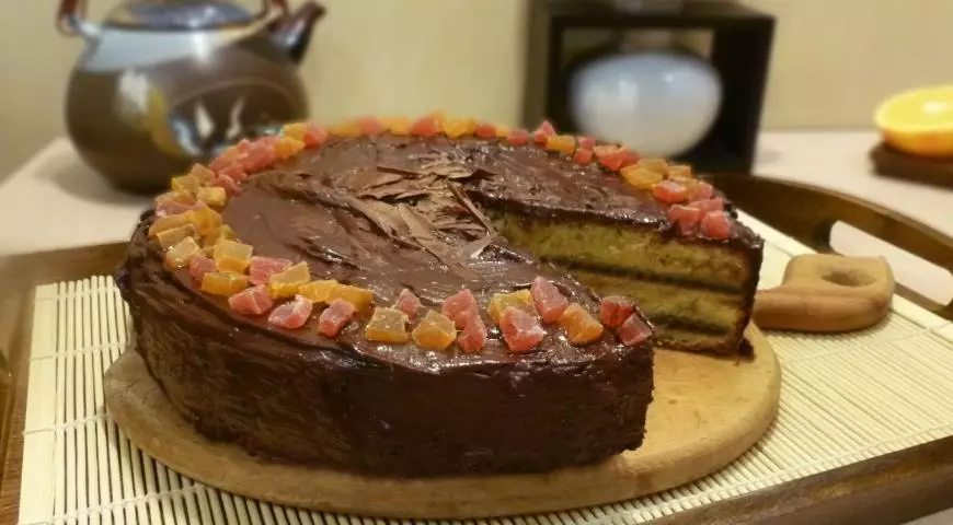 マジパンと苦いオレンジのケーキがチョコレートソースを注ぐ