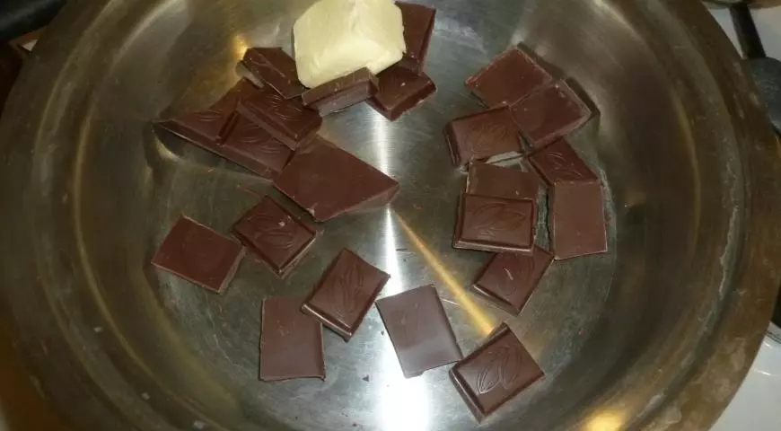 Klar sjokolade på et vannbad