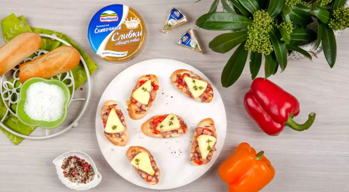 Bişmiş Bruschetta, hisə verilmiş sinə və ərinmiş pendir altında şirin bibər