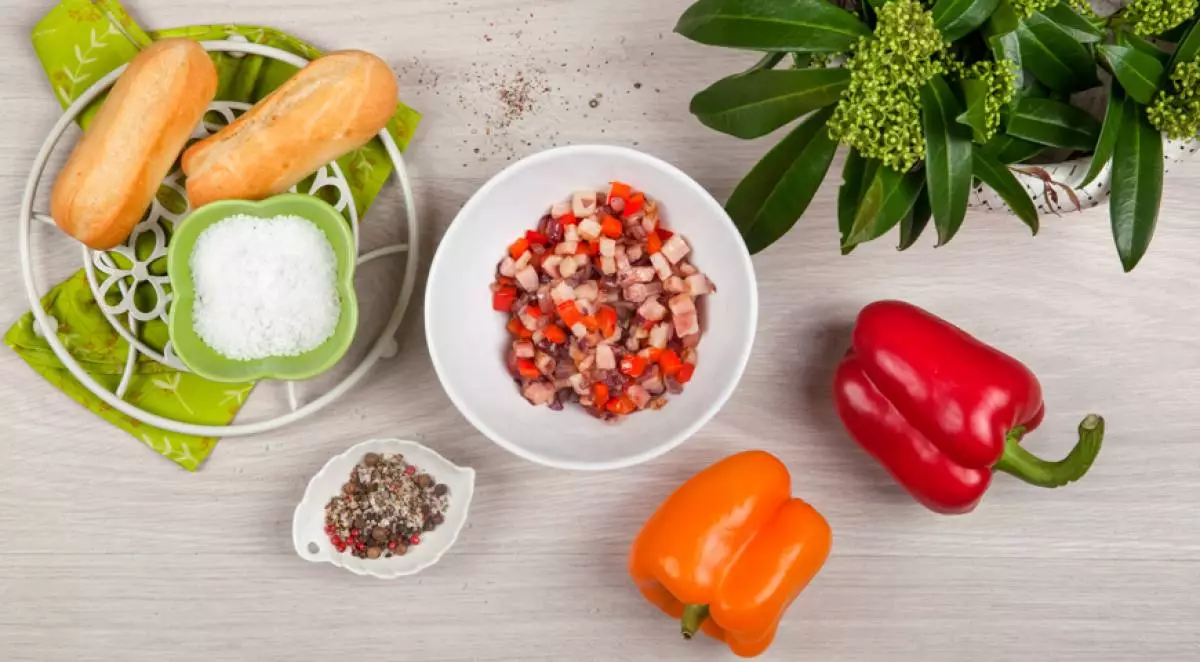 Foto-Kochen Rezept: Gebackener Bruschetta mit geräucherter Brust und Paprika unter geschmolzenem Käse, Schritt Nr. 2