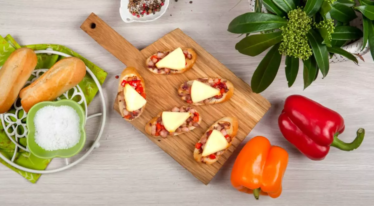 Foto-Kochen Rezept: Gebackener Bruschetta mit geräucherter Brust und süßer Pfeffer unter geschmolzenem Käse, Schritt Nr. 4