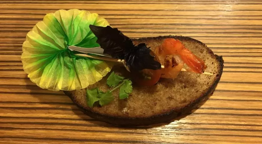 Bruschetta met tijgergarnalen, tomaten en basilicum