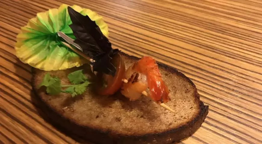 Tunakusanya Bruschettes na shrimps ya tiger, nyanya na basil