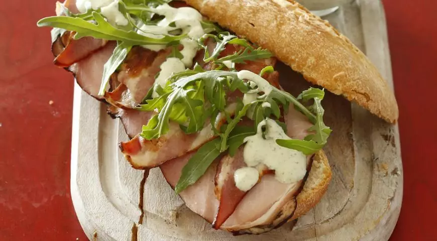 Baguette mit Schinken und Speck