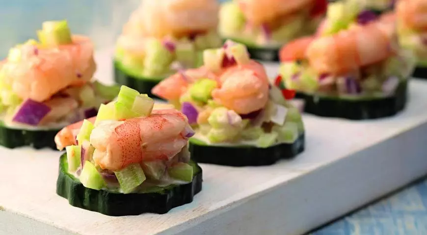 Shrimp salatin a kan kokwamba