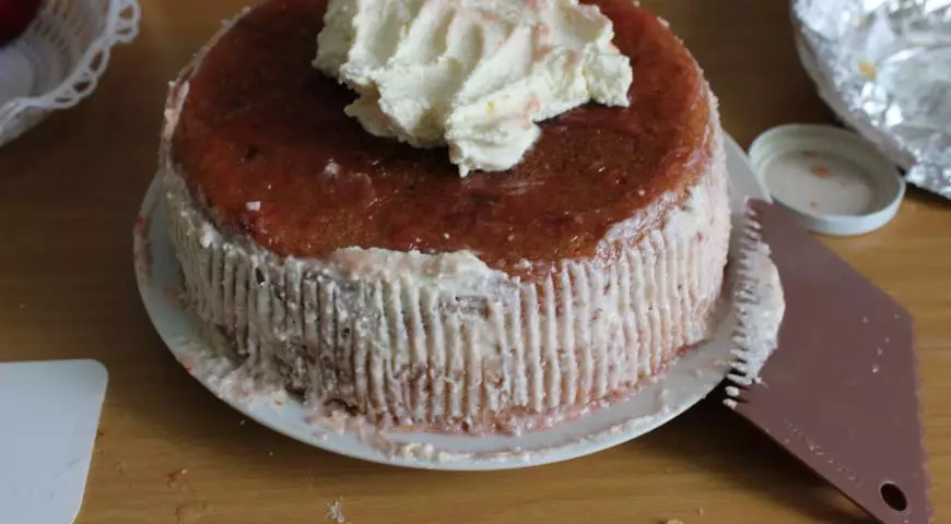 Kumeneka hejuru n'impande za cake strawberry jam na cream