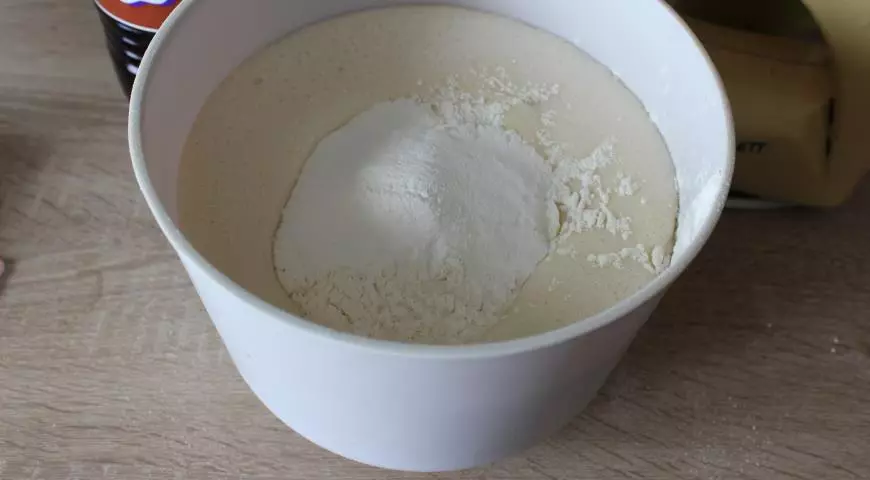 Thêm bột rây, vanillin và bột nướng, trộn