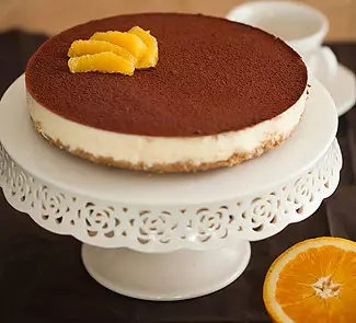 Torta di pane nero accartocciato con crema di cagliata arancione